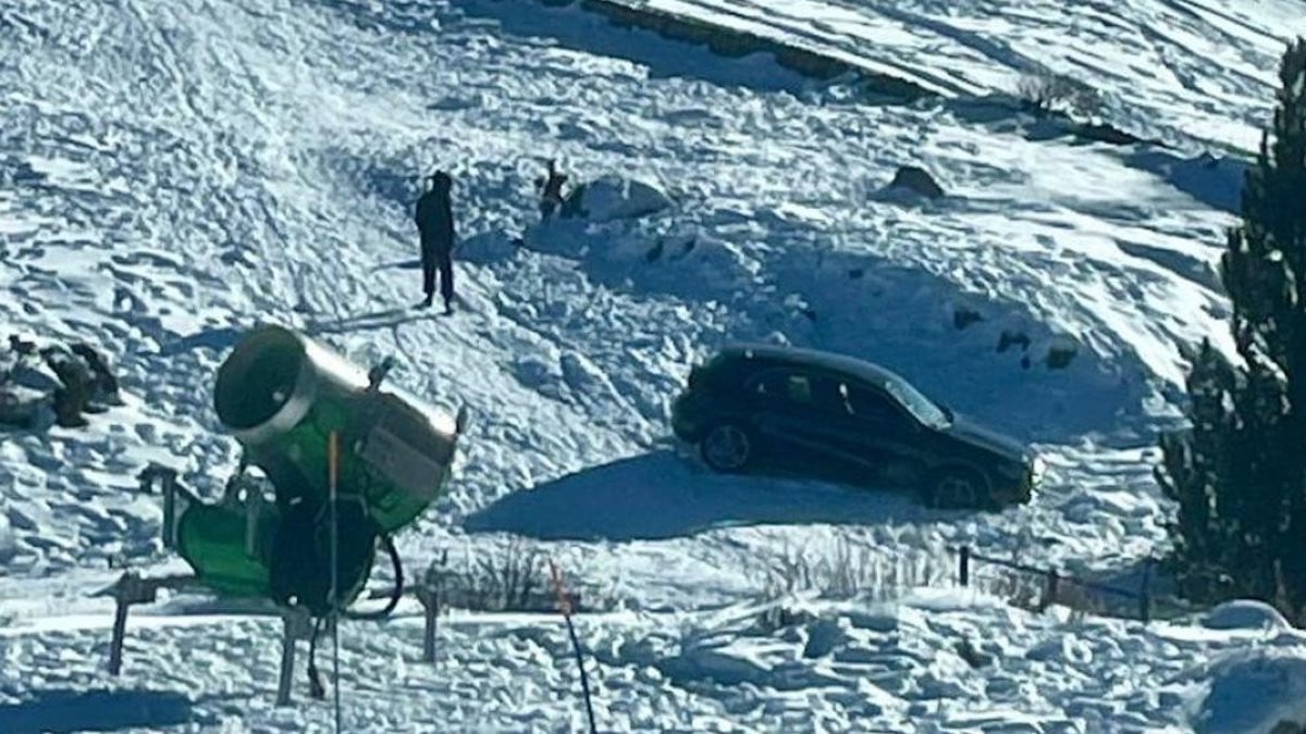 Tourists blindly follow their GPS and end up stuck on a ski slope ...